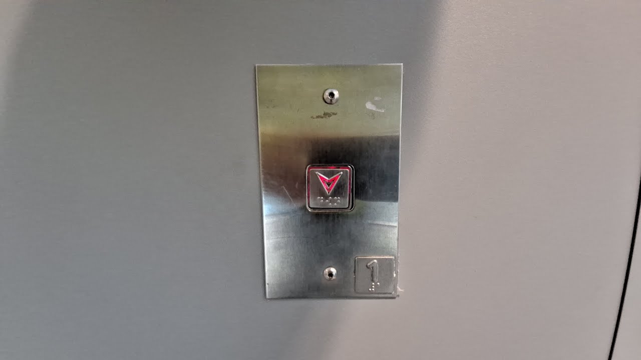 2002 Oakland Glass Hydraulic Lift at Morrisons at the Eastgate Shopping ...