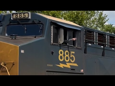 CSX 885 ES44AH leads CSX M403 through south Plainfield with a friendly crew - YouTube