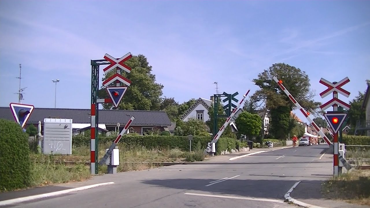 Spoorwegovergang Rødvig (DK) // Railroad crossing ...