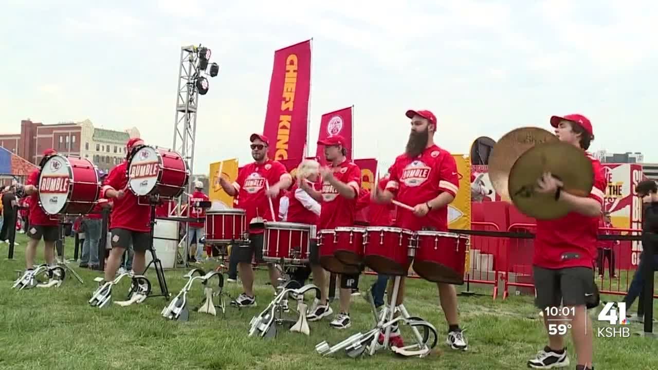 Fans take in NFL Draft Experience ahead of draft - YouTube
