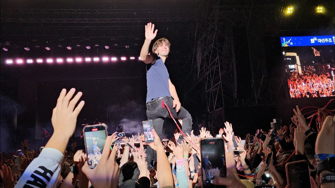 231007 PHOENIX Crowd Surfing @ 2023 부산 국제 록 페스티벌 - YouTube