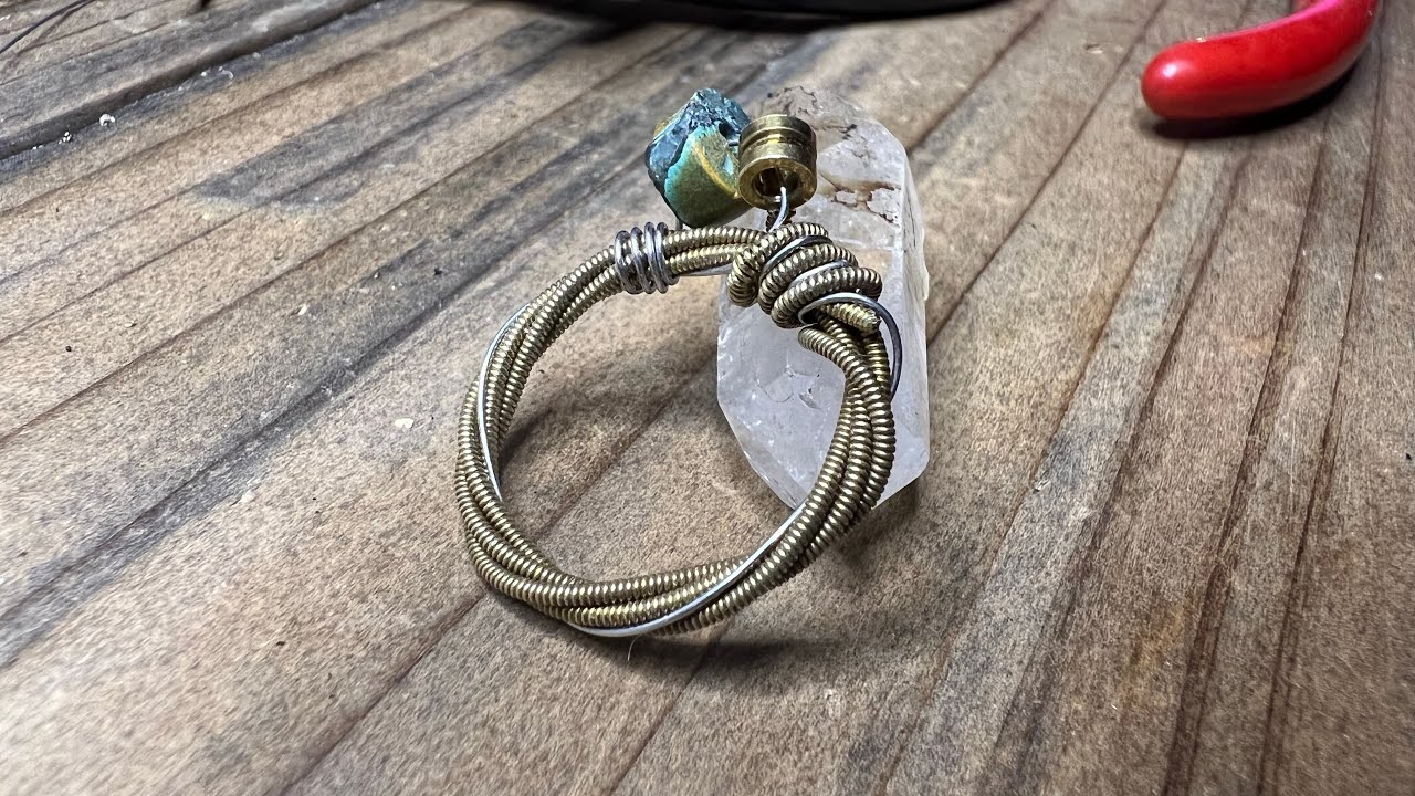 How to Make a Ring with Guitar Strings - YouTube