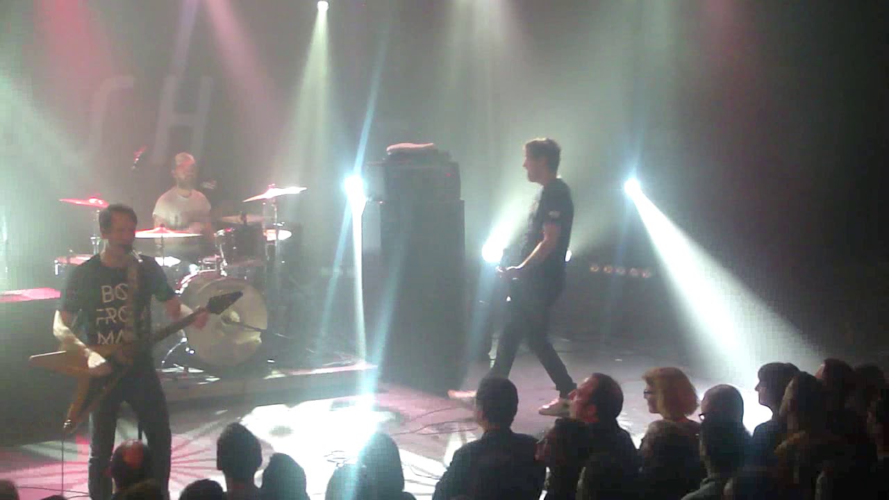 Ash - Goldfinger / Wildsurf (live @ Bota) - YouTube