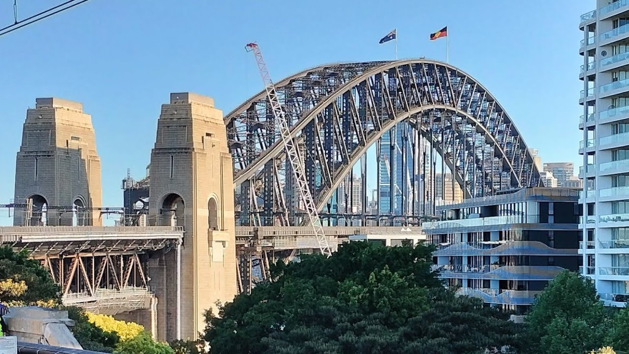 Crossing the Sydney Harbour bridge - Onboard Sydney Trains - YouTube