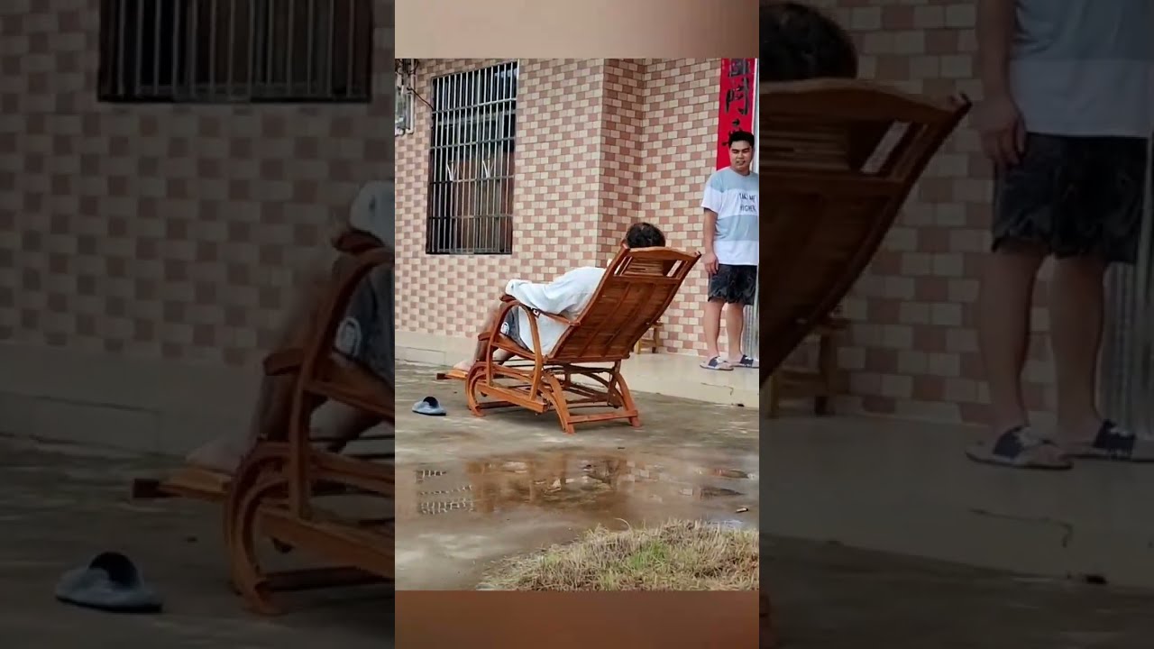 【China|中国】ロッキングチェア転倒／Rocking chair overturned／रॉकिंग चेयर पलट गई - YouTube