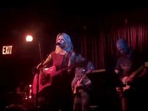 Chrissy and band singing her song 'Honestly' at The Sidewalk Cafe, NYC ...