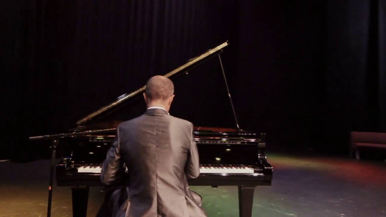 Hugely Talented Jazz Pianist & Singer - Dubai Entertainers - YouTube