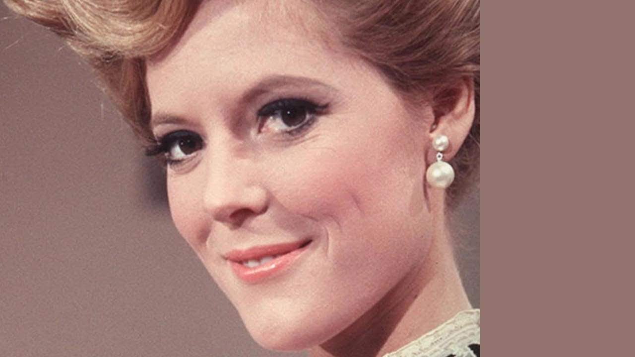 13 Sexy Photos Of Meredith Macrae Youtube