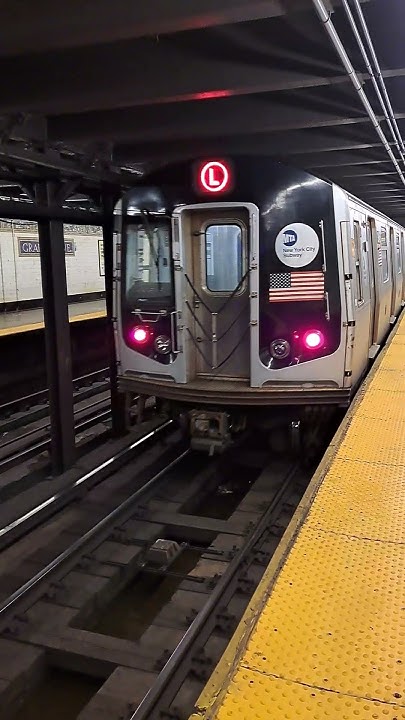 Canarsie Bound R143 L train leaving Graham Avenue - YouTube
