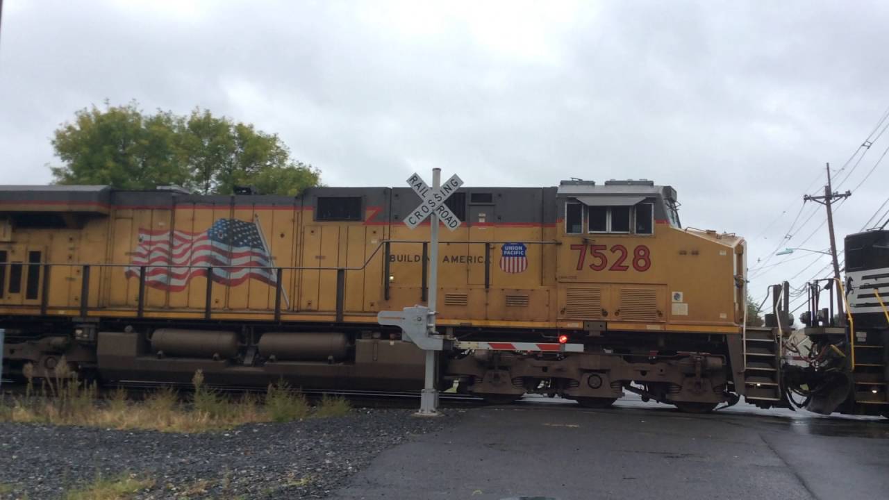 NS 9497 leads manifest with UP trailing (CL, Foreign RFP) - YouTube