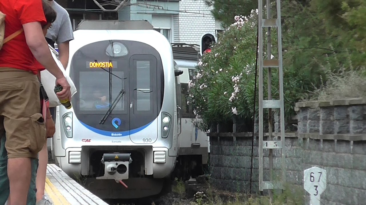 Metro Donostialdea / Euskotren - 930 efectuando parada en Deba con ...