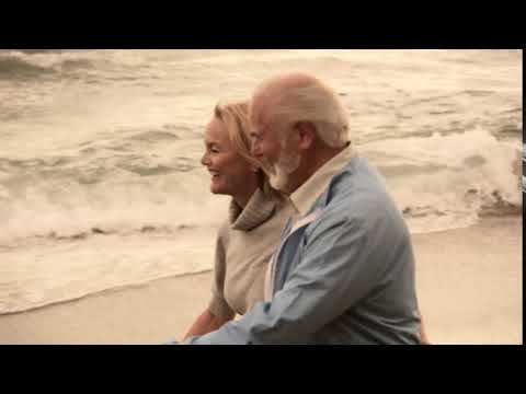 mature couple walking by beach qjtkutv5  D