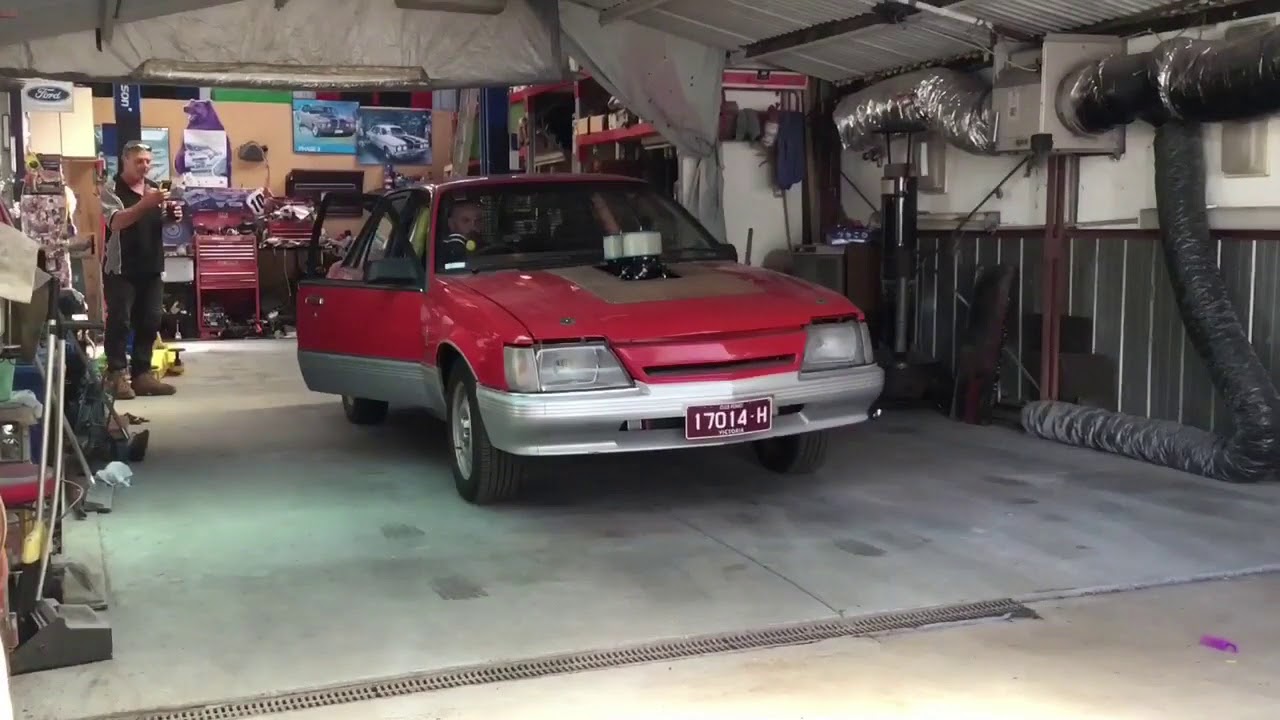 VK commodore burnout shed skid Jan 5th 2019 - YouTube