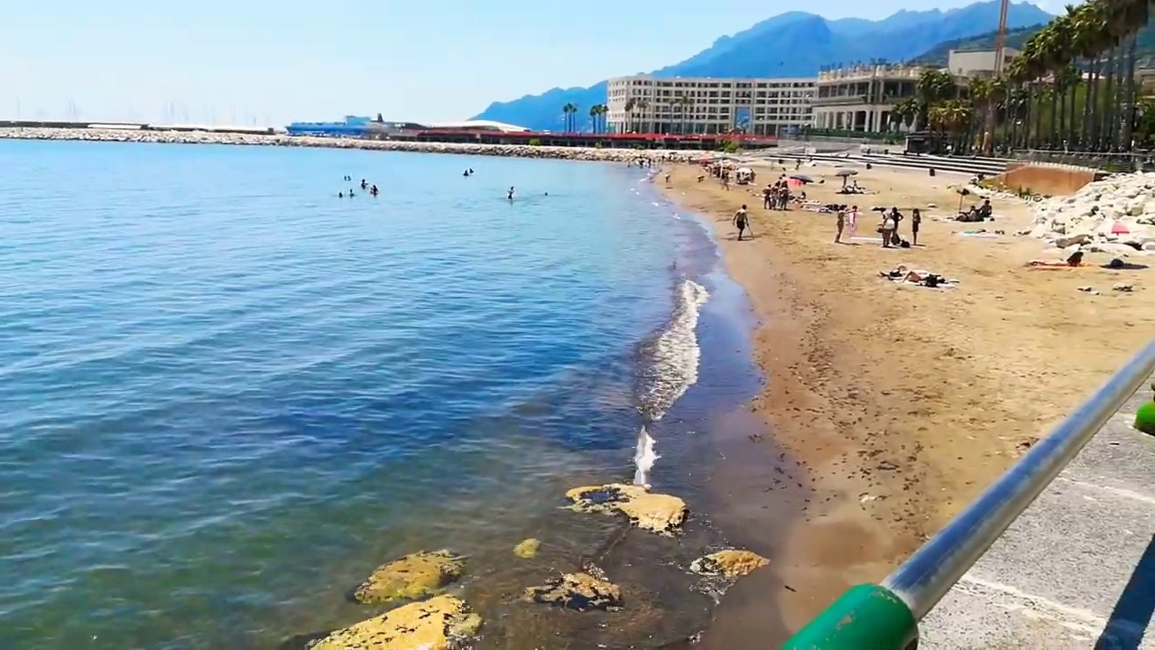 Spiaggia Santa Teresa sul lungomare di Salerno. Mare, Sole, spiaggia ...