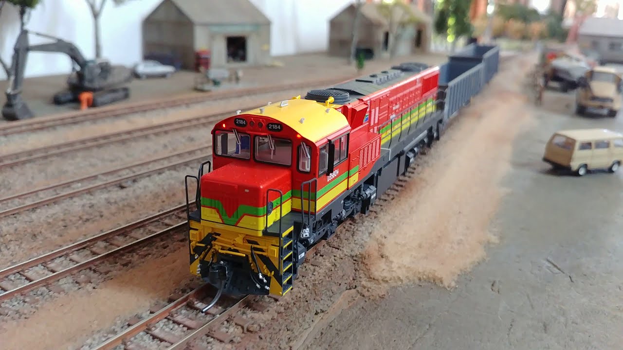 12mm gauge Transnet class 35.804 ex Queensland Rail 2170 class - YouTube