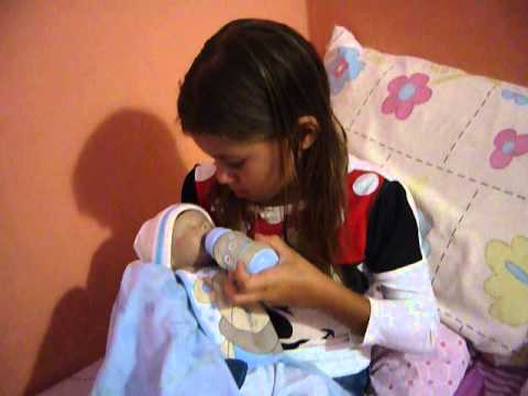 Ana Clara dando mamadeira para o Davi