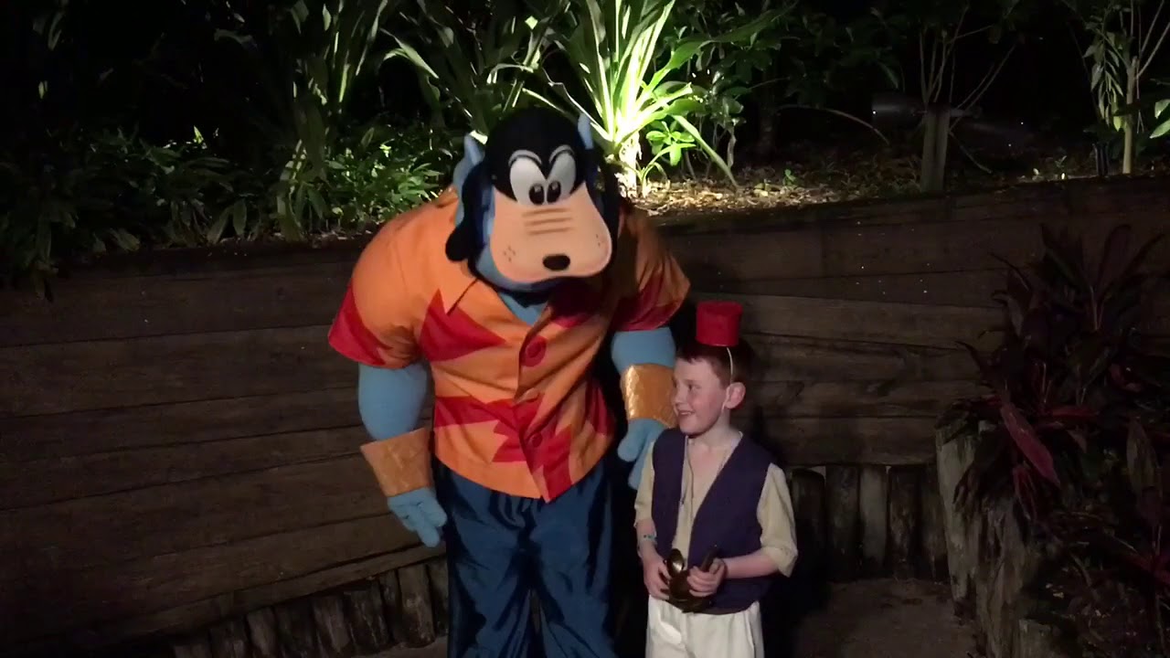 You ain’t never had a friend like me!! Little Aladdin meets Genie!! ⭐️ ...