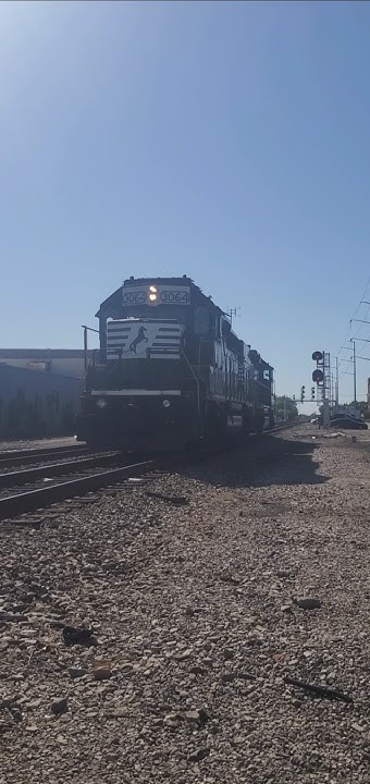 NS 3064 switches cars in Lamberts Point yard - YouTube
