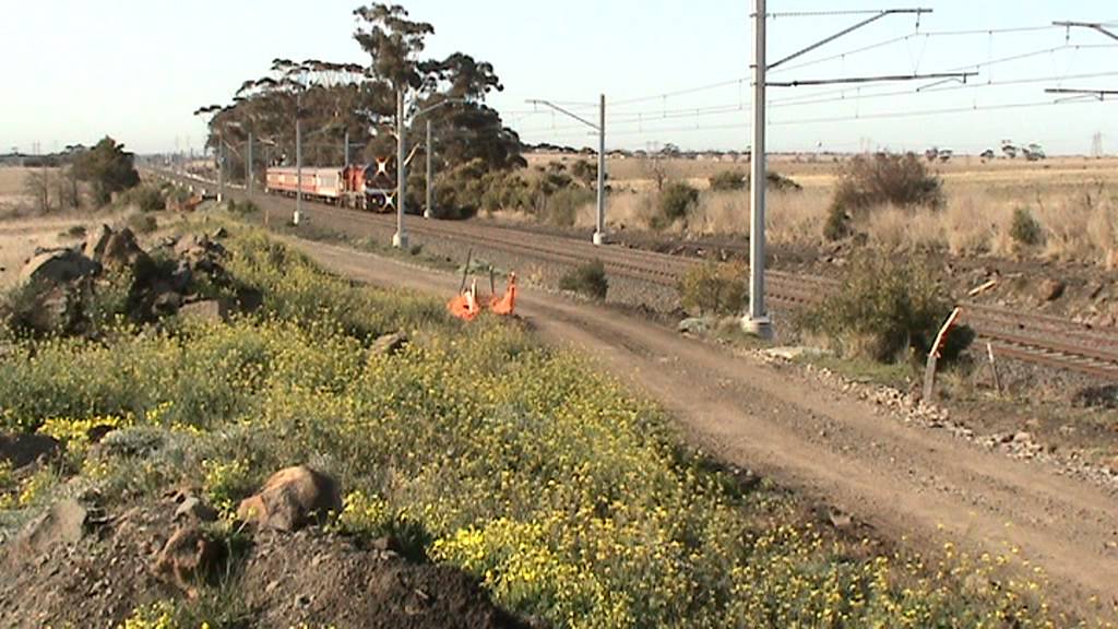 Vline at Diggers Rest.17,09,2011 - YouTube