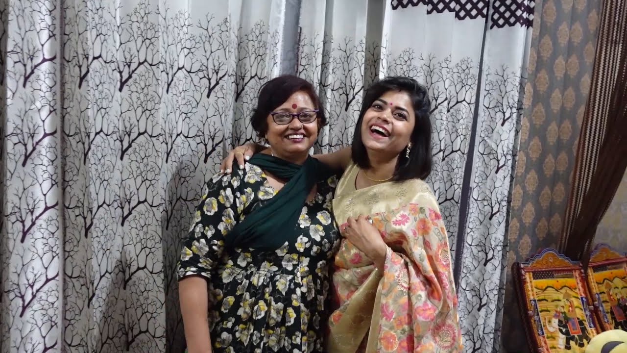 Mom Gifted Saari 🥻 to sari on diwali - YouTube