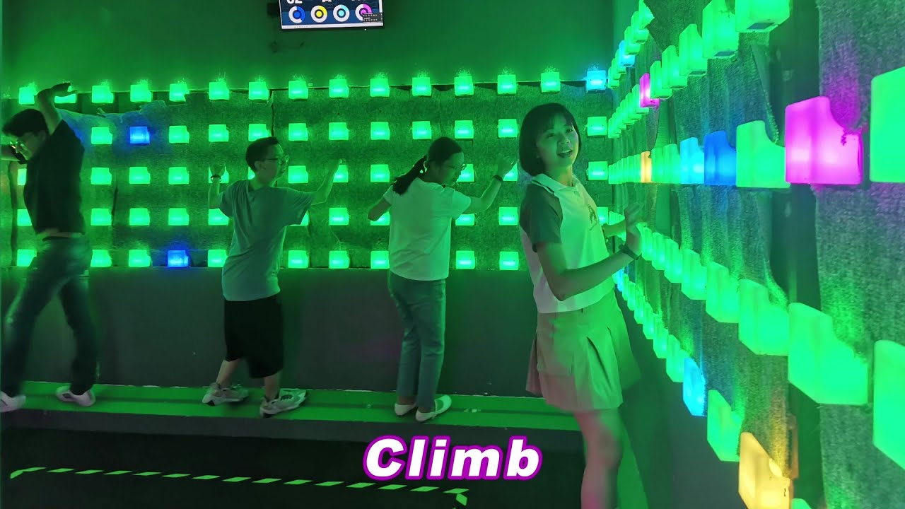 The dual challenge of climbing and avoiding! How will you deal with it ...