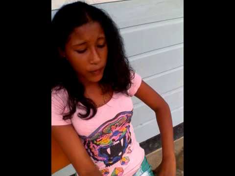 crazy girl is sing communicatie