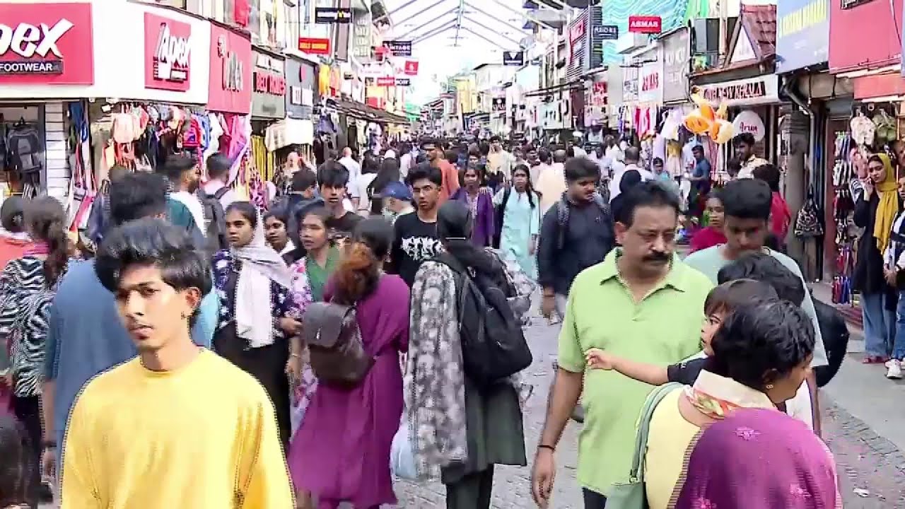'കച്ചവടക്കാരുടെ ആ വിളി ഇത്തിരി കൂടുന്നുണ്ട്'; മിഠായി തെരുവി ...