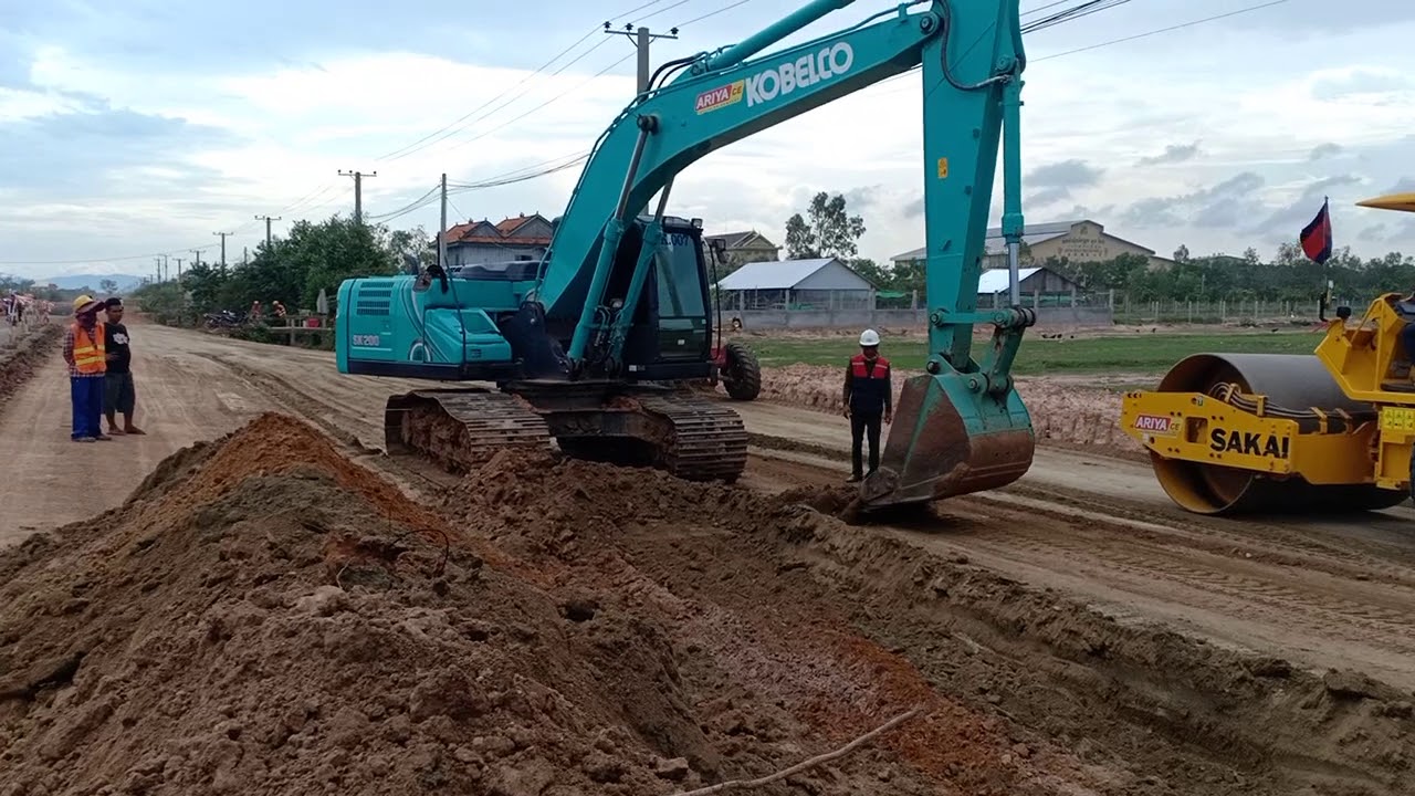 Road construction កន្លែងចំណត់ឡាន Excavator scarify on widening road ...