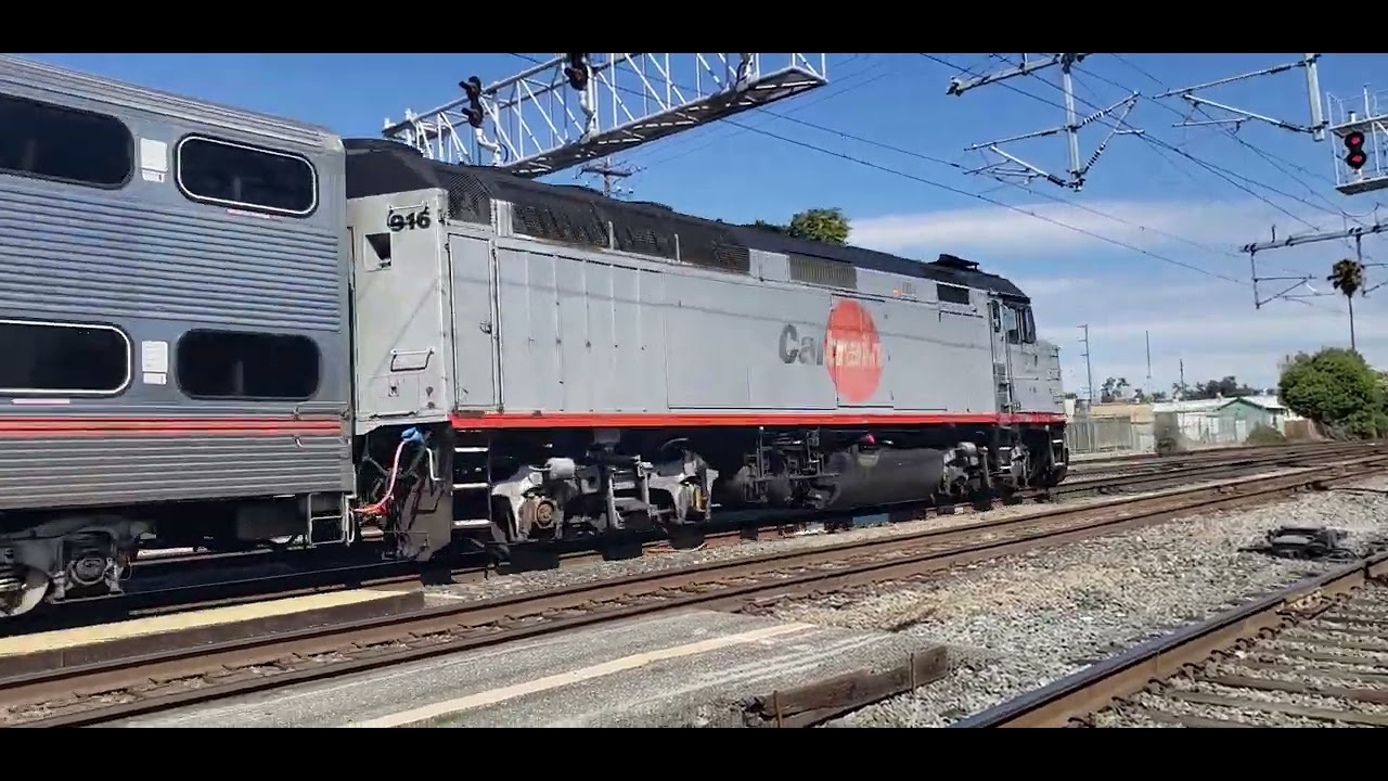 Caltrain 409 passing College Park. - YouTube