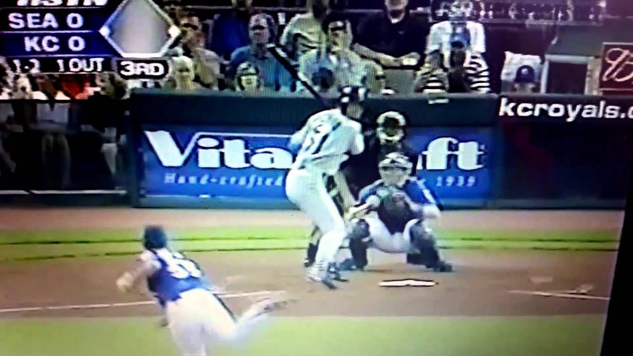 Ichiro Suzuki Hit In The Head By Jimmy Serrano - YouTube