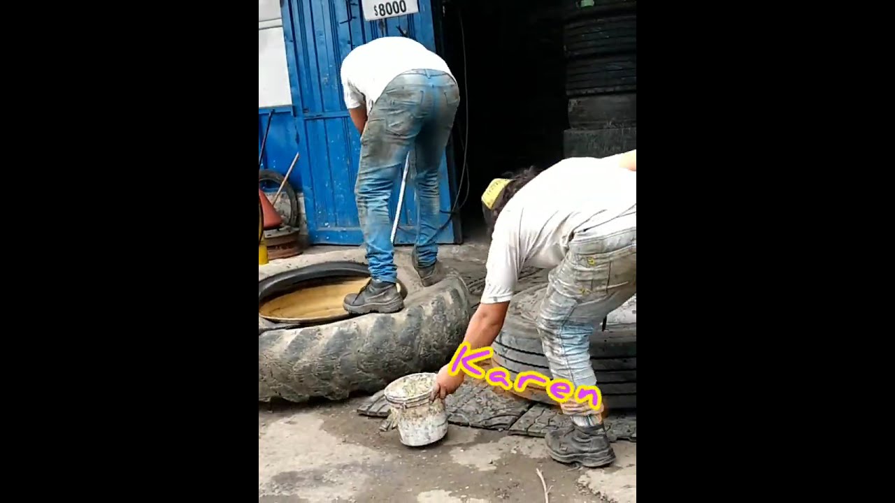 como🚜 parchar un neumático de una motoniveladora, montallantas🗜️motor ...