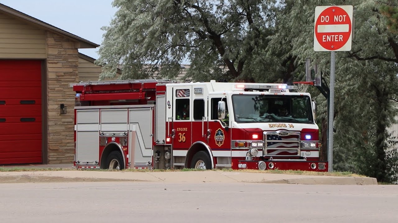 SMFR Engine 36 responding to a struck gas line - YouTube
