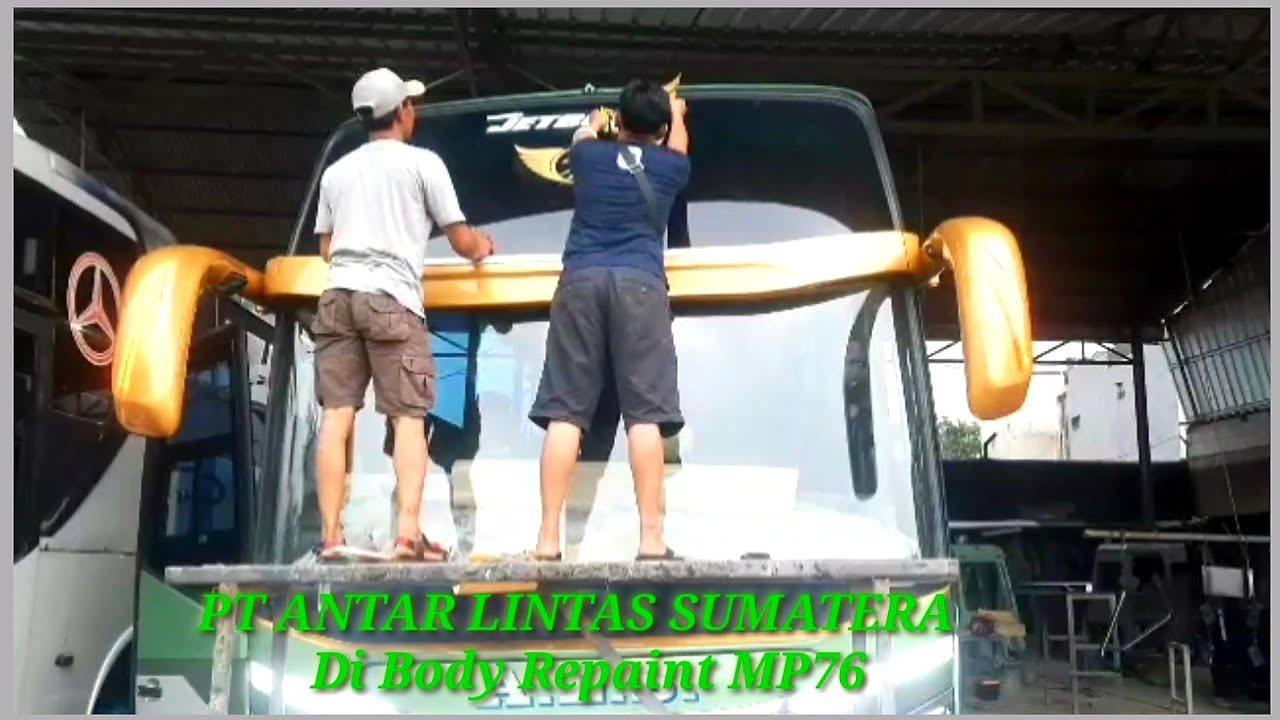 Proses Pemasang Stiker Di Bagian Kaca PT Antar Lintas Sumatera Bersama ...