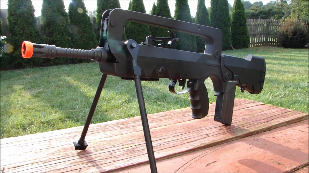 Shooting an All-Metal Famas Airsoft Gun - YouTube