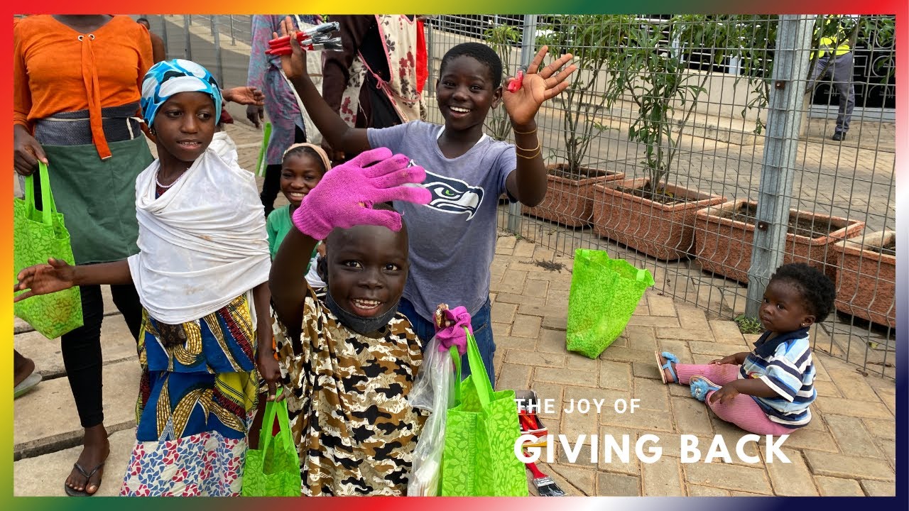 CELEBRATING WITH STREET KIDS IN GHANA | VLOGMAS DAY 3 - YouTube