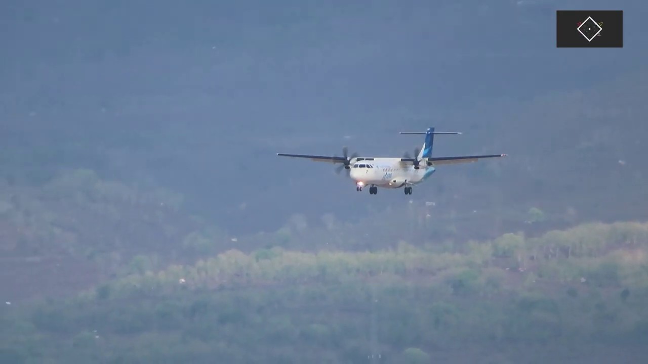 Wings Plus Garuda Landing di Bandara Salahudin BIMA - YouTube