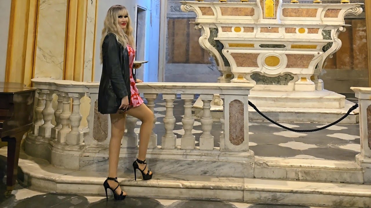 4K,Granate styling, walking in public, sightseeing Savona capella ...