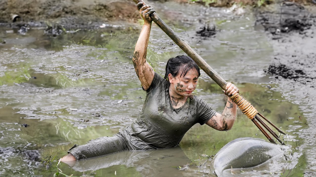 Rushing into Danger, Hunting at Night in the Swamp/ PHUC Survival in ...