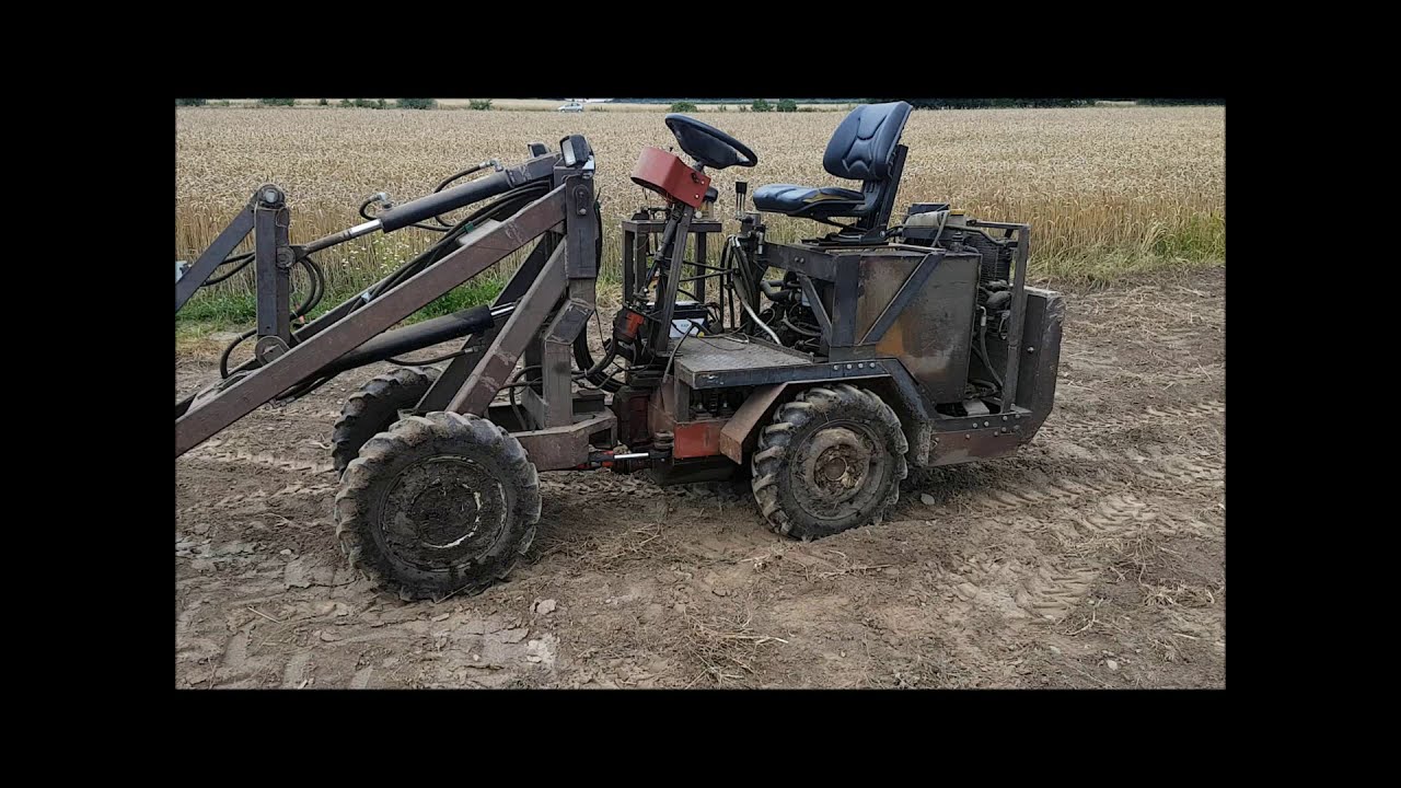 Miniładowarka sam, komar w akcji, wożenie bel - YouTube