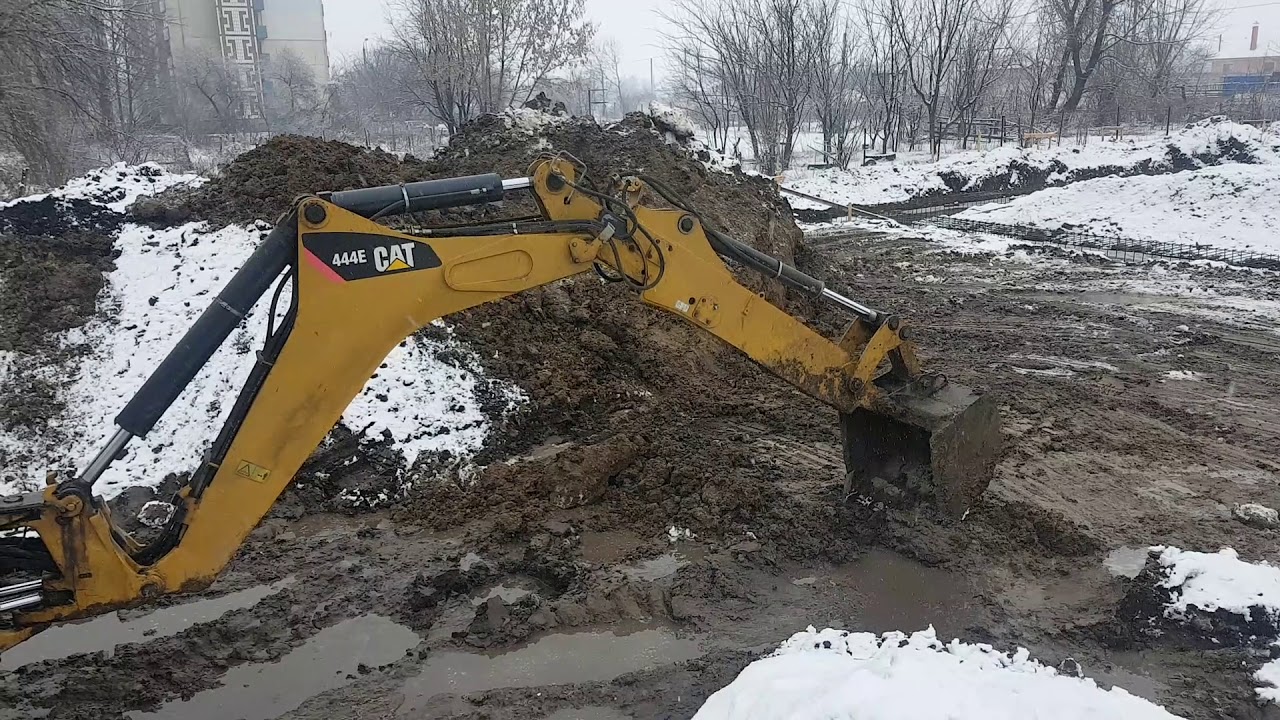 CAT 444E подготовка заезда для миксеров - YouTube