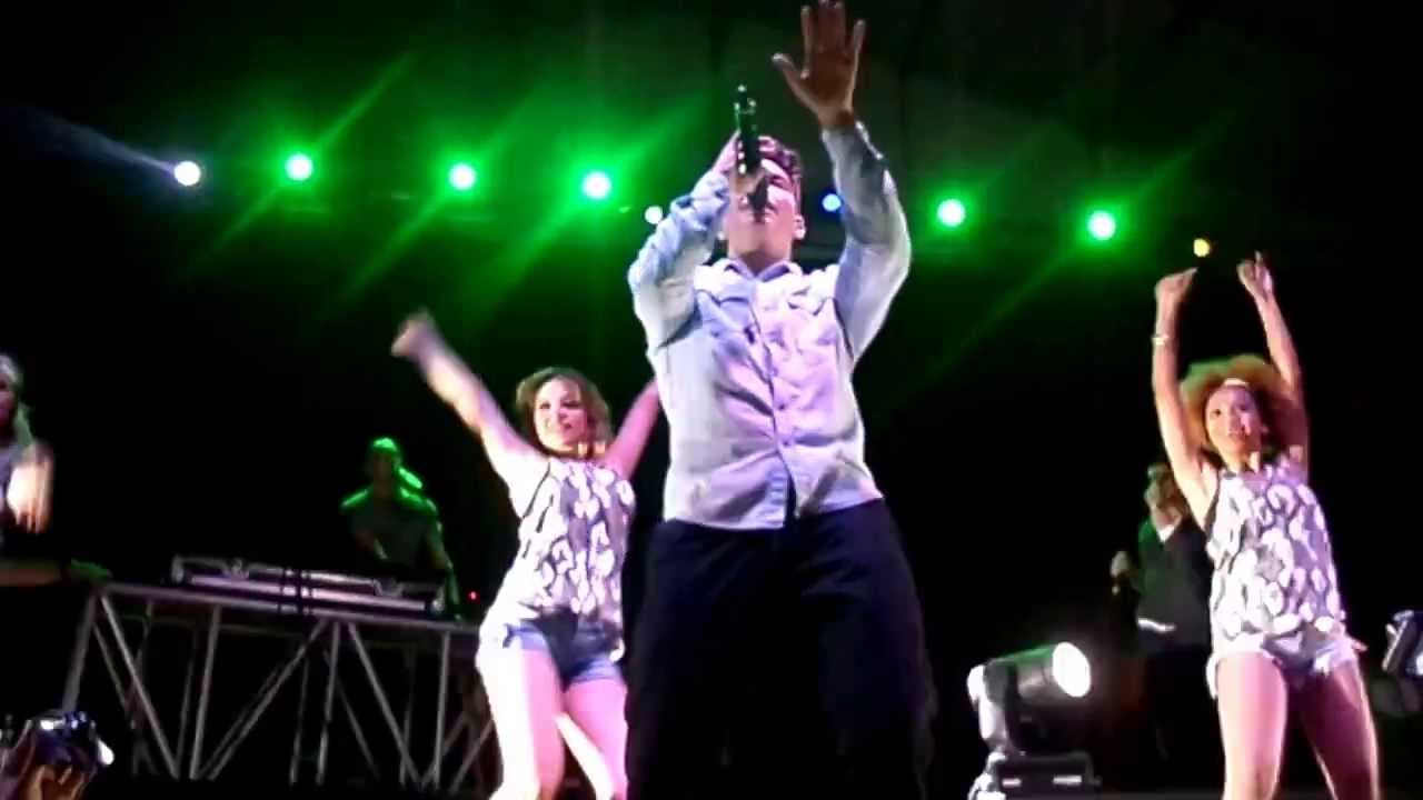 Maluma En El Concierto De Los Pies Descalsos - YouTube