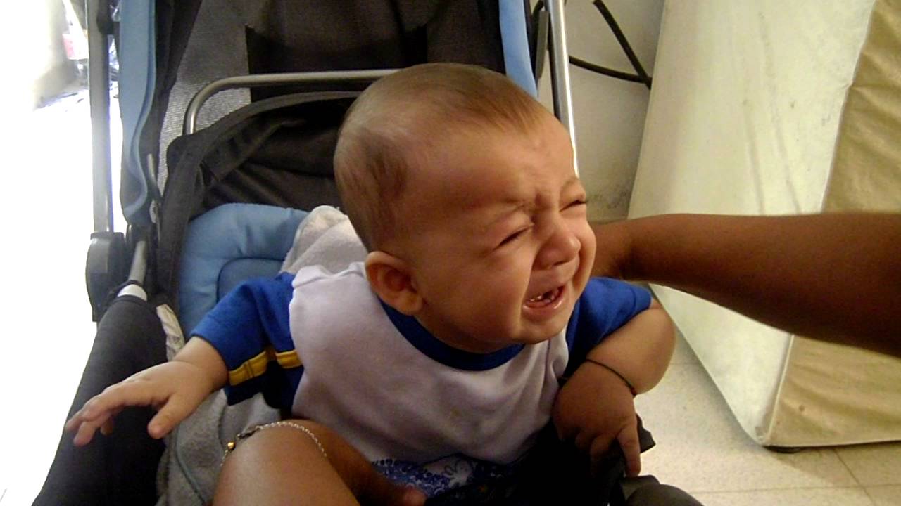 el niño llora por q lo asustaron - YouTube