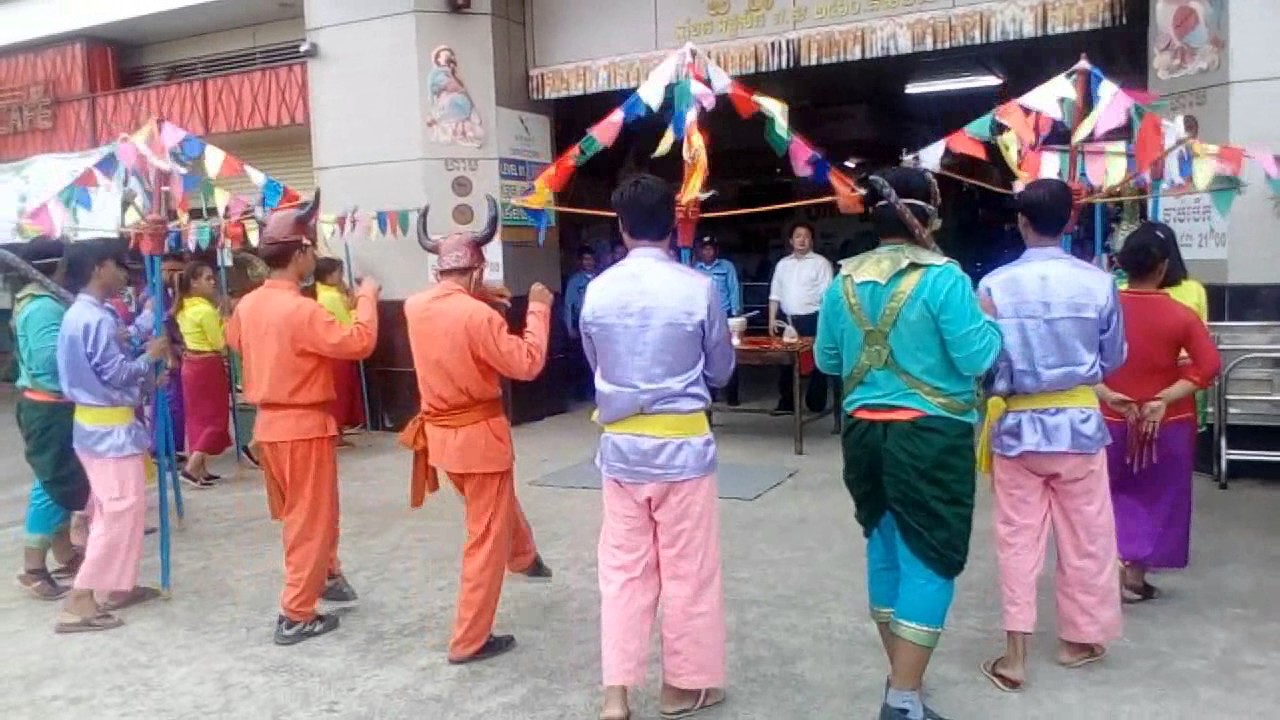 Trot dancing, Khmer Traditional dancing, របាំត្រុត ខ្មែរ (KH) - YouTube
