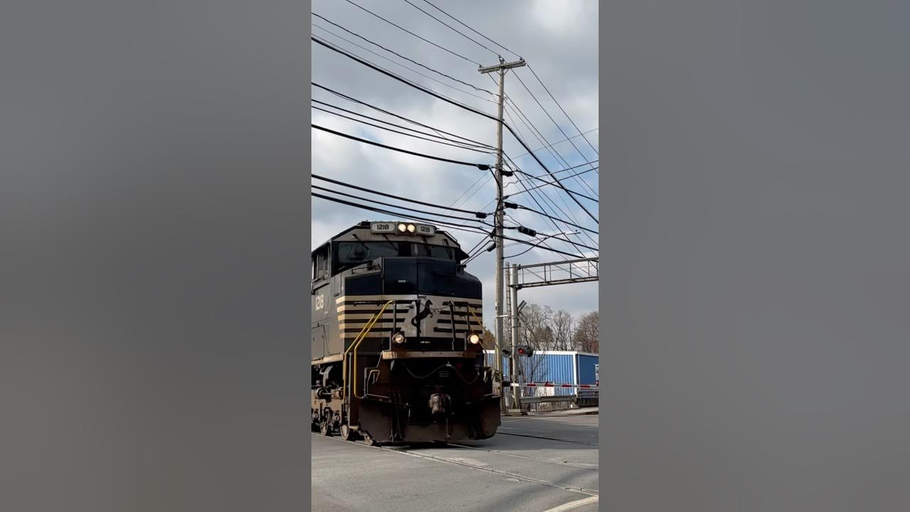 NS 1218 SD70IAC leads a hauling NS 28X through Macungie, PA with a nice K5LLA! - YouTube