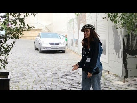 GÜNEL ZEYNALOVA İÇƏRİ ŞƏHƏRDƏ,GƏNCLƏRLƏ KÜÇƏDƏ CANLI İFA!