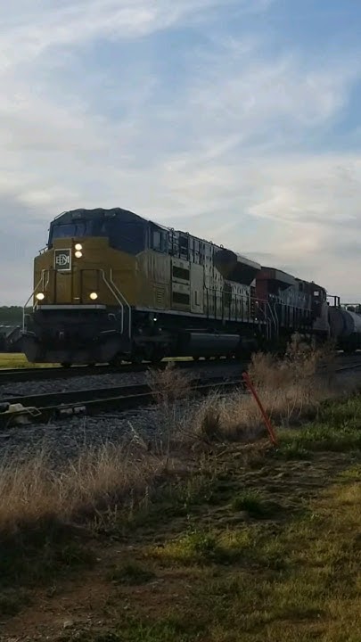 EMDX 1605 SD70ACE-T4 DEMONSTRATOR LEADS CN A48871 | 3/29/2019 #trains #trainvideos #shorts - YouTube