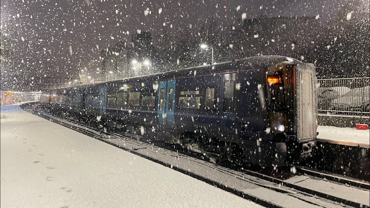 Trains in the heavy Snow at Tunbridge Wells - 11/12/22 - YouTube