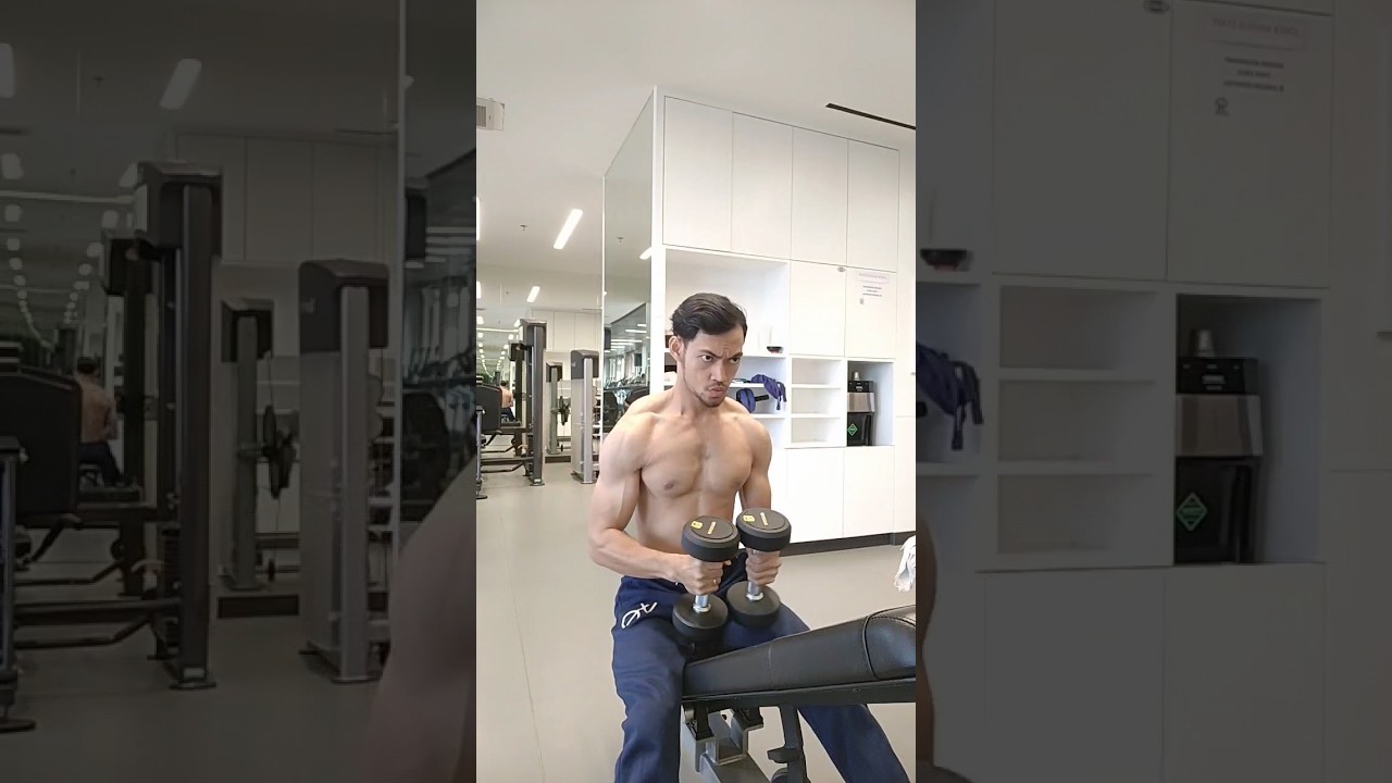 gerakan bikin bahu bulat #fitness #gym #workout #bodybuilding #shorts # ...