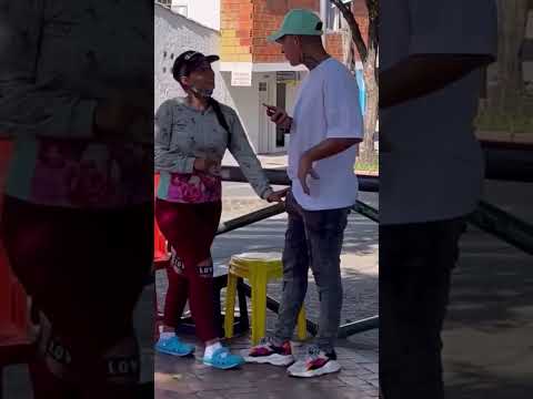 PEDINDO INFORMAÇÃO NA RUA COM UM VOLUME NAS CALÇAS