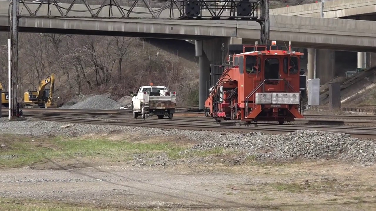 Norfolk Southern MOW equipment hold for old PRR signals @ Rochester, PA ...